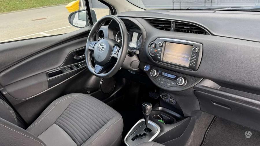White Toyota Yaris 2019 in Vilnius, with an engine capacity of 1.50 L and mileage of 91 thousand km for 12990 €, photo 22 on AUTOMOTO.COM.LV