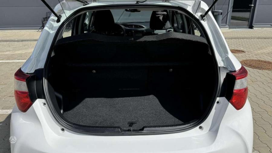 White Toyota Yaris 2019 in Vilnius, with an engine capacity of 1.50 L and mileage of 91 thousand km for 12990 €, photo 33 on AUTOMOTO.COM.LV