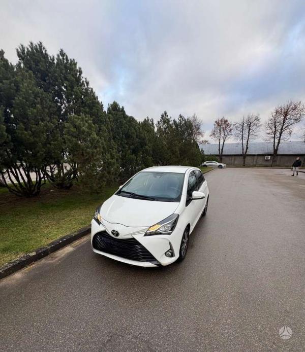 White Toyota Yaris 2020 in Silute, with an engine capacity of 1.50 L and mileage of 60 thousand km for 11900 €, photo 3 on AUTOMOTO.COM.LV