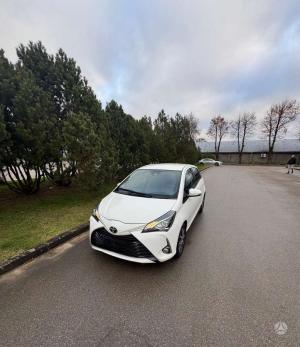 White Toyota Yaris 2020 in Silute, with an engine capacity of 1.50 L and mileage of 60 thousand km for 11900 €, photo 3 on AUTOMOTO.COM.LV