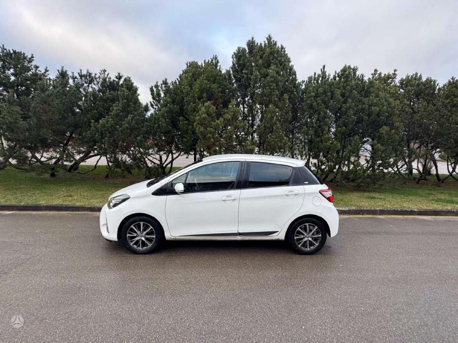 White Toyota Yaris 2020 in Silute, with an engine capacity of 1.50 L and mileage of 60 thousand km for 11900 €, photo 4 on AUTOMOTO.COM.LV