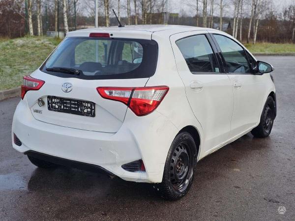 White Toyota Yaris 2020 in Rokiskis, with an engine capacity of 1.50 L and mileage of 174 thousand km for 4150 €, photo 1 on AUTOMOTO.COM.LV
