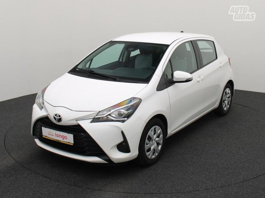 White Toyota Yaris 2020 in Vilnius, with an engine capacity of 1.00 L and mileage of 79 thousand km for 10699 €, photo 1 on AUTOMOTO.COM.LV