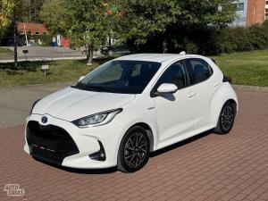White Toyota Yaris 2020 in Vilnius, with an engine capacity of 1.50 L and mileage of 211 thousand km for 12550 €, photo  on AUTOMOTO.COM.LV