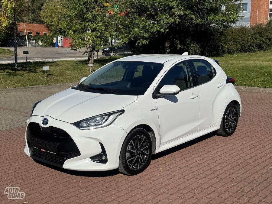 White Toyota Yaris 2020 in Vilnius, with an engine capacity of 1.50 L and mileage of 211 thousand km for 12550 €, photo 1 on AUTOMOTO.COM.LV