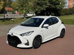 White Toyota Yaris 2020 in Vilnius, with an engine capacity of 1.50 L and mileage of 211 thousand km for 12550 €, photo 3 on AUTOMOTO.COM.LV