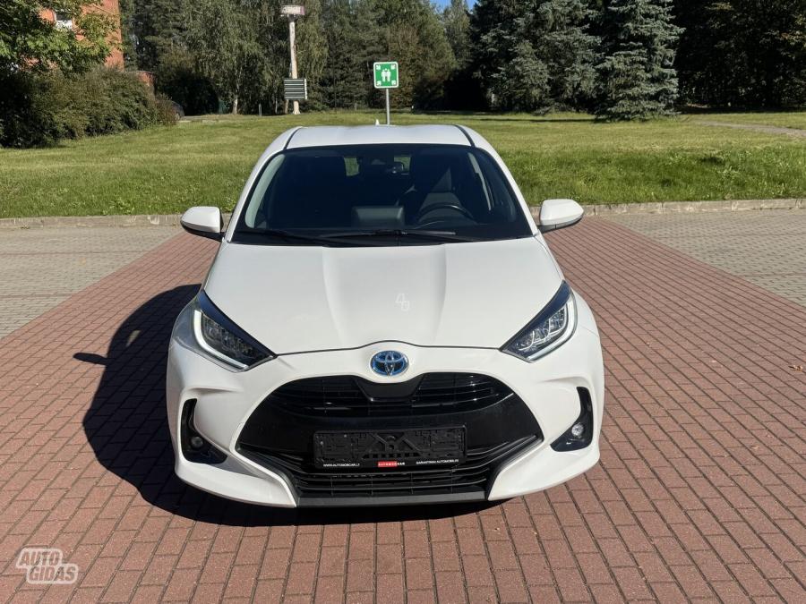 White Toyota Yaris 2020 in Vilnius, with an engine capacity of 1.50 L and mileage of 211 thousand km for 12550 €, photo 4 on AUTOMOTO.COM.LV