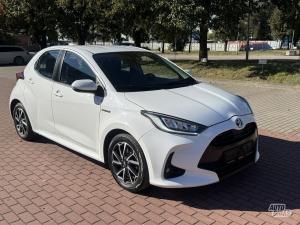 White Toyota Yaris 2020 in Vilnius, with an engine capacity of 1.50 L and mileage of 211 thousand km for 12550 €, photo 5 on AUTOMOTO.COM.LV