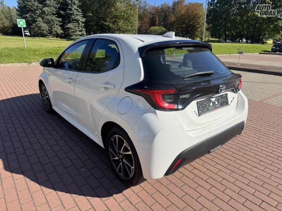 White Toyota Yaris 2020 in Vilnius, with an engine capacity of 1.50 L and mileage of 211 thousand km for 12550 €, photo 6 on AUTOMOTO.COM.LV