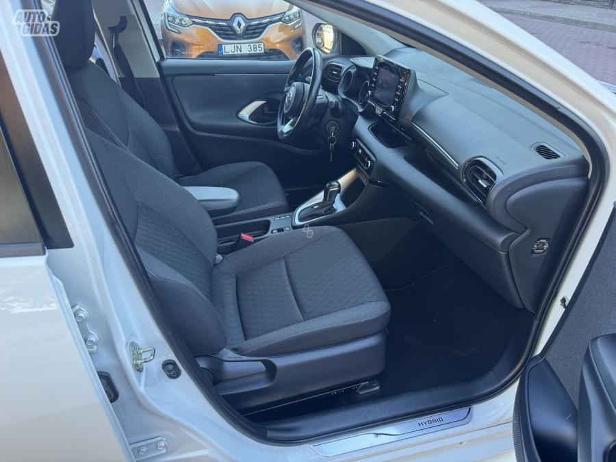 White Toyota Yaris 2020 in Vilnius, with an engine capacity of 1.50 L and mileage of 211 thousand km for 12550 €, photo 10 on AUTOMOTO.COM.LV