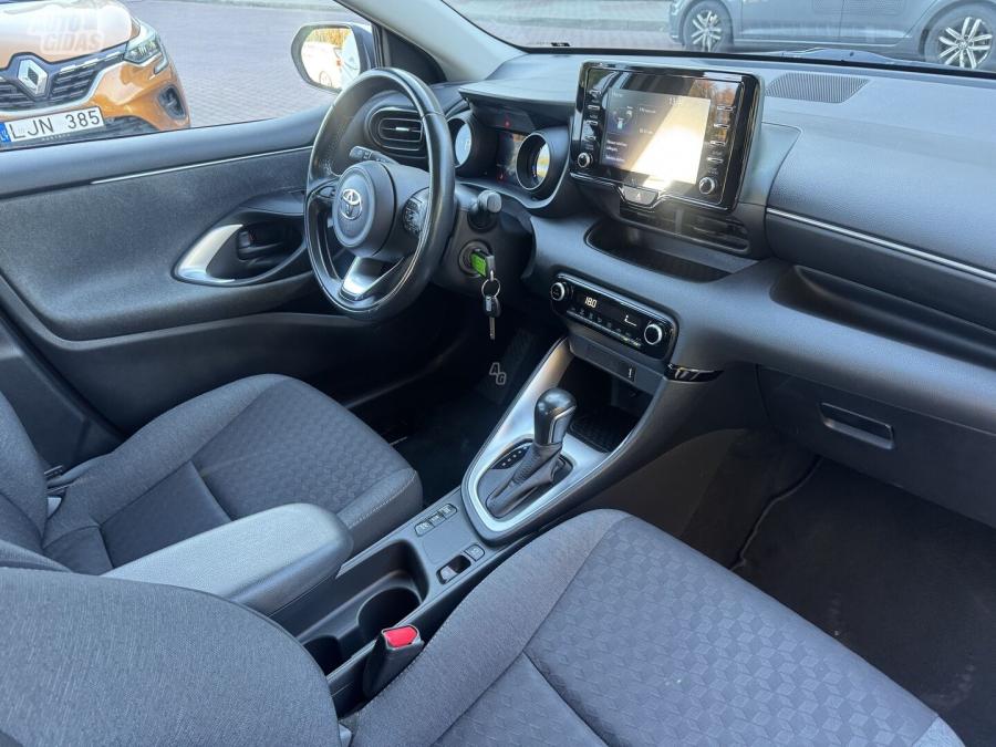 White Toyota Yaris 2020 in Vilnius, with an engine capacity of 1.50 L and mileage of 211 thousand km for 12550 €, photo 12 on AUTOMOTO.COM.LV