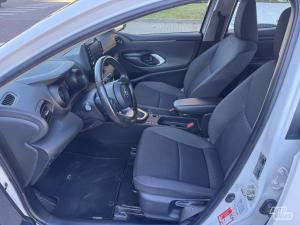 White Toyota Yaris 2020 in Vilnius, with an engine capacity of 1.50 L and mileage of 211 thousand km for 12550 €, photo 13 on AUTOMOTO.COM.LV