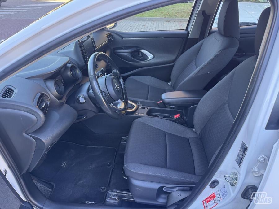 White Toyota Yaris 2020 in Vilnius, with an engine capacity of 1.50 L and mileage of 211 thousand km for 12550 €, photo 13 on AUTOMOTO.COM.LV