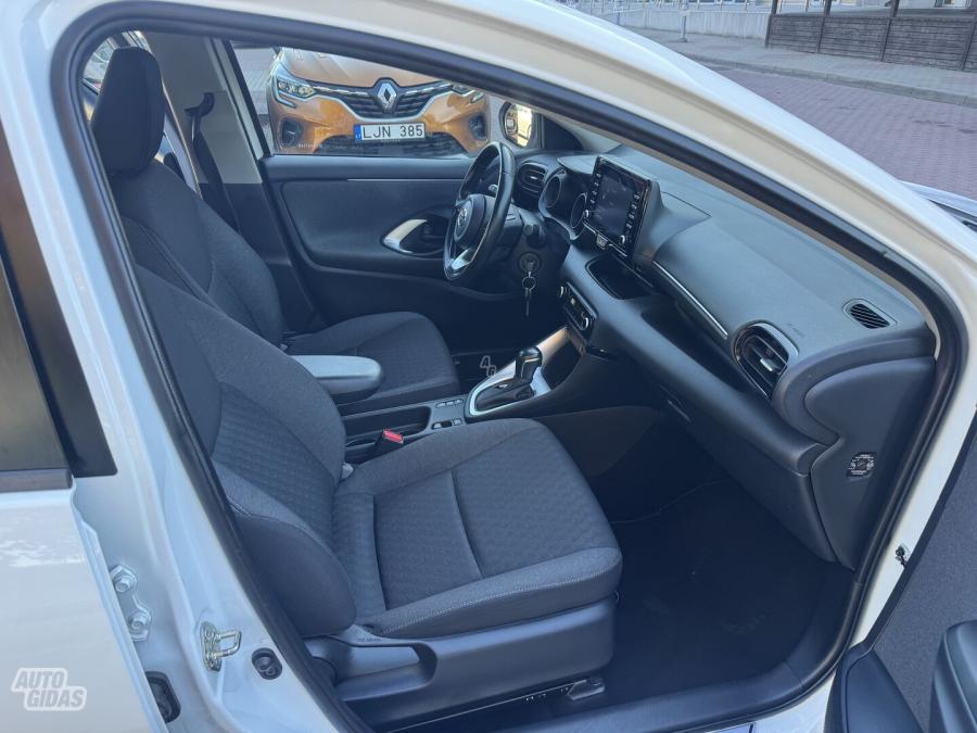 White Toyota Yaris 2020 in Vilnius, with an engine capacity of 1.50 L and mileage of 211 thousand km for 12550 €, photo 25 on AUTOMOTO.COM.LV