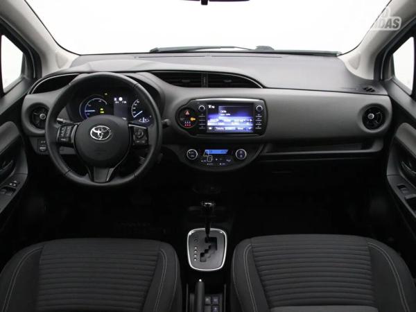 White Toyota Yaris 2020 in Vilnius, with an engine capacity of 1.50 L and mileage of 166 thousand km for 12199 €, photo 2 on AUTOMOTO.COM.LV