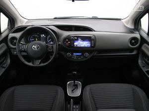 White Toyota Yaris 2020 in Vilnius, with an engine capacity of 1.50 L and mileage of 166 thousand km for 12199 €, photo 3 on AUTOMOTO.COM.LV