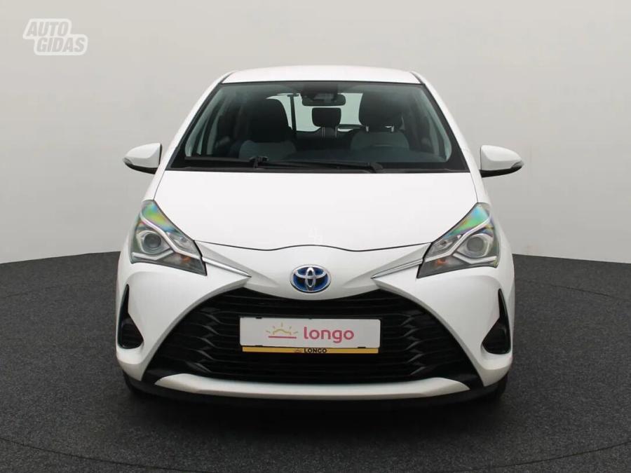 White Toyota Yaris 2020 in Vilnius, with an engine capacity of 1.50 L and mileage of 166 thousand km for 12199 €, photo 4 on AUTOMOTO.COM.LV