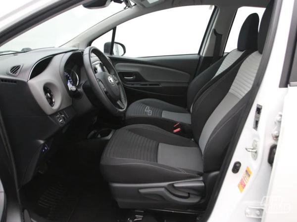 White Toyota Yaris 2020 in Vilnius, with an engine capacity of 1.50 L and mileage of 166 thousand km for 12199 €, photo 4 on AUTOMOTO.COM.LV