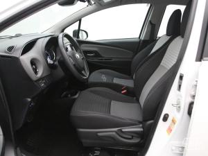 White Toyota Yaris 2020 in Vilnius, with an engine capacity of 1.50 L and mileage of 166 thousand km for 12199 €, photo 5 on AUTOMOTO.COM.LV