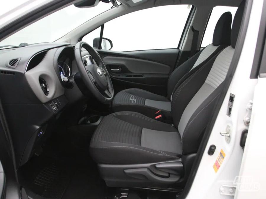 White Toyota Yaris 2020 in Vilnius, with an engine capacity of 1.50 L and mileage of 166 thousand km for 12199 €, photo 5 on AUTOMOTO.COM.LV
