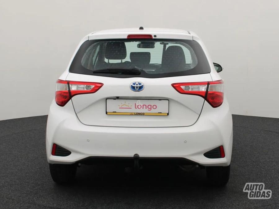 White Toyota Yaris 2020 in Vilnius, with an engine capacity of 1.50 L and mileage of 166 thousand km for 12199 €, photo 6 on AUTOMOTO.COM.LV