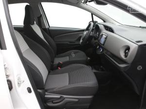 White Toyota Yaris 2020 in Vilnius, with an engine capacity of 1.50 L and mileage of 166 thousand km for 12199 €, photo 15 on AUTOMOTO.COM.LV