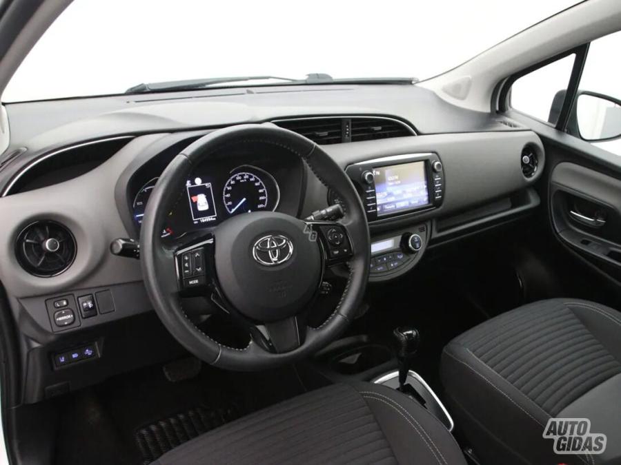 White Toyota Yaris 2020 in Vilnius, with an engine capacity of 1.50 L and mileage of 166 thousand km for 12199 €, photo 17 on AUTOMOTO.COM.LV