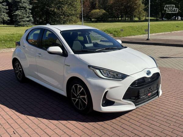 White Toyota Yaris 2020 in Vilnius, with an engine capacity of 1.50 L and mileage of 211 thousand km for 12550 €, photo 4 on AUTOMOTO.COM.LV