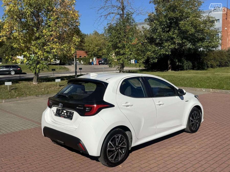 White Toyota Yaris 2020 in Vilnius, with an engine capacity of 1.50 L and mileage of 211 thousand km for 12550 €, photo 8 on AUTOMOTO.COM.LV