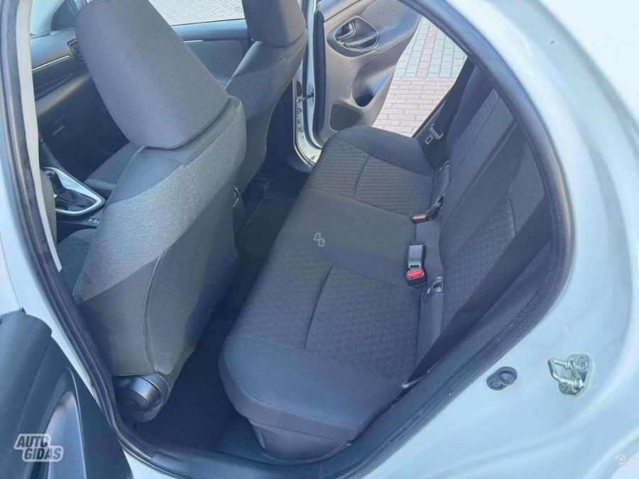 White Toyota Yaris 2020 in Vilnius, with an engine capacity of 1.50 L and mileage of 211 thousand km for 12550 €, photo 11 on AUTOMOTO.COM.LV