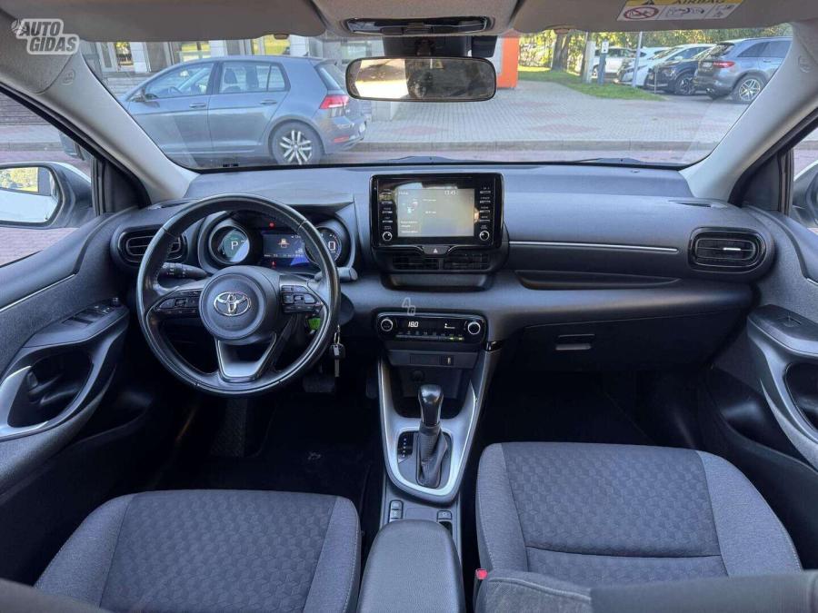 White Toyota Yaris 2020 in Vilnius, with an engine capacity of 1.50 L and mileage of 211 thousand km for 12550 €, photo 12 on AUTOMOTO.COM.LV
