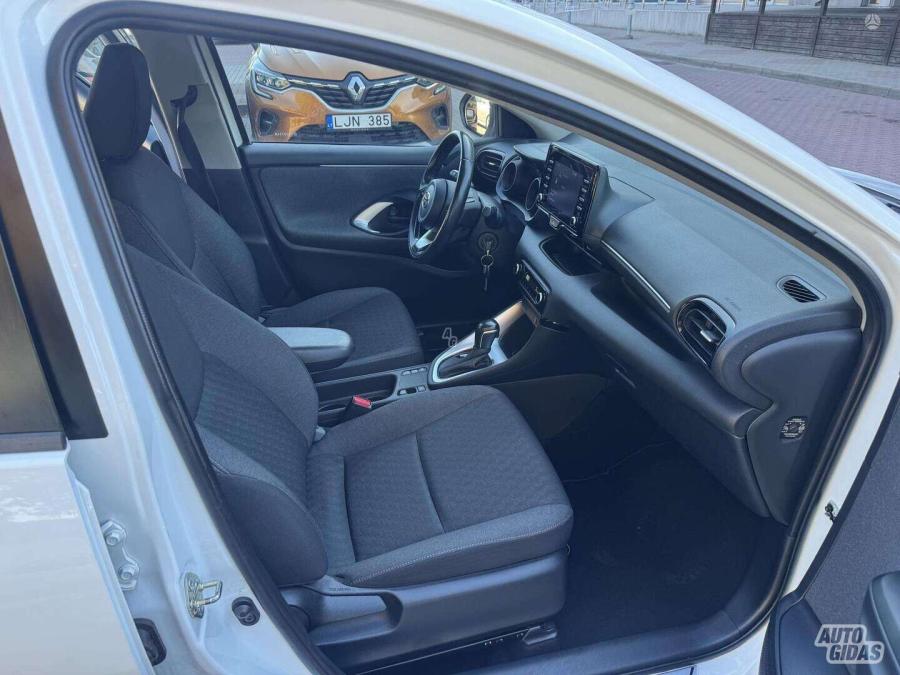 White Toyota Yaris 2020 in Vilnius, with an engine capacity of 1.50 L and mileage of 211 thousand km for 12550 €, photo 14 on AUTOMOTO.COM.LV
