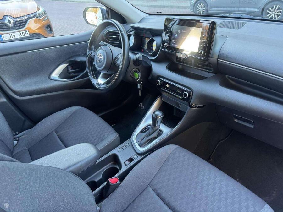 White Toyota Yaris 2020 in Vilnius, with an engine capacity of 1.50 L and mileage of 211 thousand km for 12550 €, photo 17 on AUTOMOTO.COM.LV