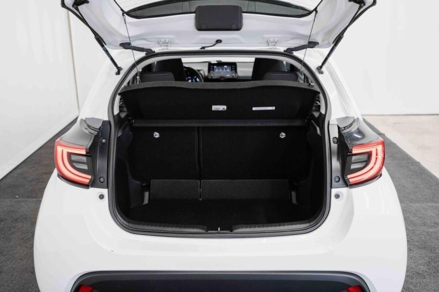 Balts Toyota Yaris 2020 Tallina, ar dzinēja tilpumu 1.50 L un nobraukumu 73 tūkst. km par 14900 €, foto 16 vietnē AUTOMOTO.COM.LV