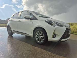 Balts Toyota Yaris 2020 Alīta, ar dzinēja tilpumu 1.50 L un nobraukumu 370 tūkst. km par 7500 €, foto  vietnē AUTOMOTO.COM.LV