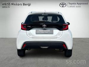 White Toyota Yaris 2021 in Riga, with an engine capacity of 1.50 L and mileage of 37 thousand km for 15990 €, photo 4 on AUTOMOTO.COM.LV