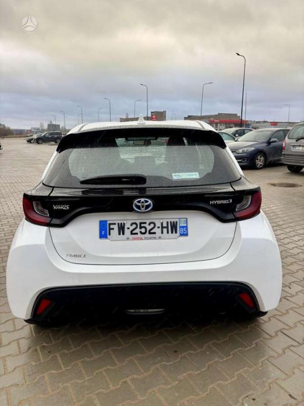 Balts Toyota Yaris 2021 Tauragė, ar dzinēja tilpumu 1.49 L un nobraukumu 180 tūkst. km par 9700 €, foto 7 vietnē AUTOMOTO.COM.LV