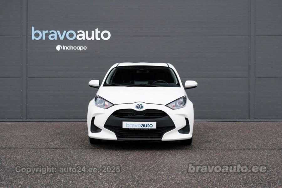 White Toyota Yaris 2021 in Tartu, with an engine capacity of 1.50 L and mileage of 185 thousand km for 12600 €, photo 2 on AUTOMOTO.COM.LV