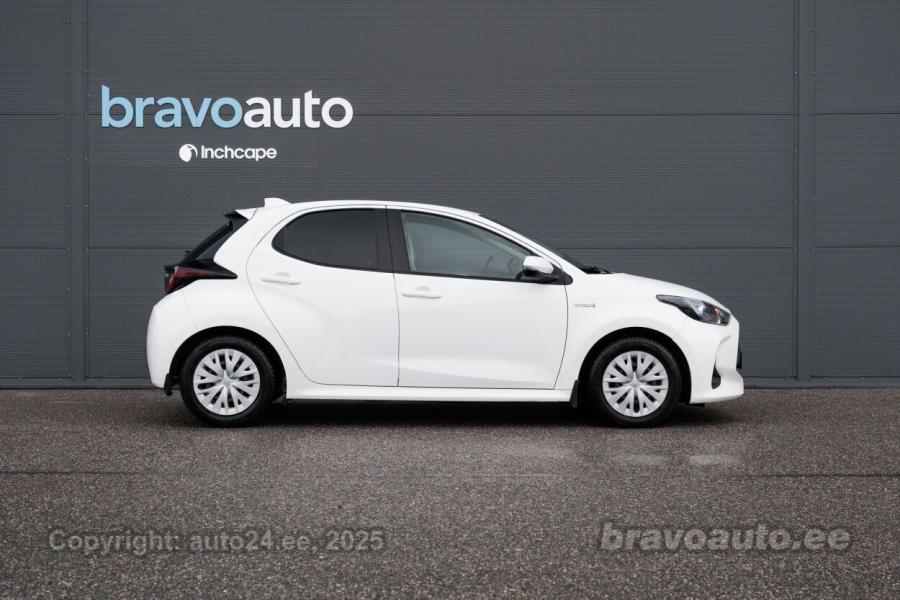 White Toyota Yaris 2021 in Tartu, with an engine capacity of 1.50 L and mileage of 185 thousand km for 12600 €, photo 4 on AUTOMOTO.COM.LV