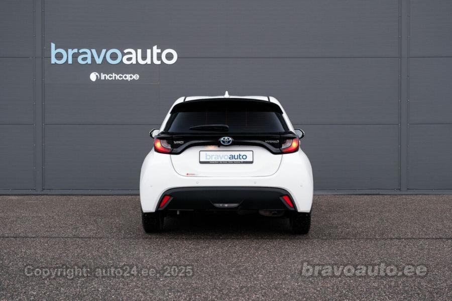 White Toyota Yaris 2021 in Tartu, with an engine capacity of 1.50 L and mileage of 185 thousand km for 12600 €, photo 7 on AUTOMOTO.COM.LV