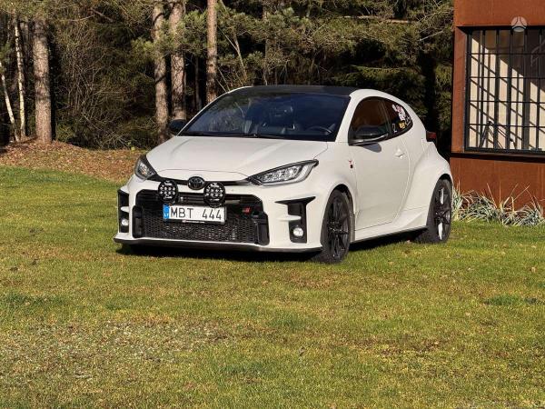 Balts Toyota Yaris 2021 Viļņa, ar dzinēja tilpumu 1.62 L un nobraukumu 89 tūkst. km par 27000 €, foto 1 vietnē AUTOMOTO.COM.LV