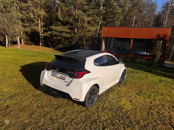 Balts Toyota Yaris 2021 Viļņa, ar dzinēja tilpumu 1.62 L un nobraukumu 89 tūkst. km par 27000 €, foto 3 vietnē AUTOMOTO.COM.LV