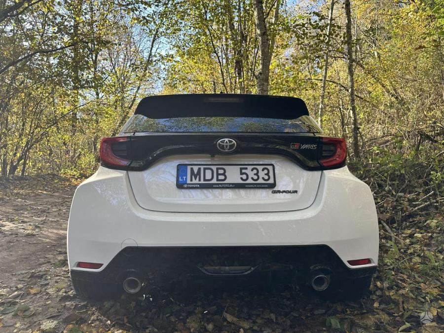 Balts Toyota Yaris 2021 Viļņa, ar dzinēja tilpumu 1.62 L un nobraukumu 30 tūkst. km par 31000 €, foto 7 vietnē AUTOMOTO.COM.LV
