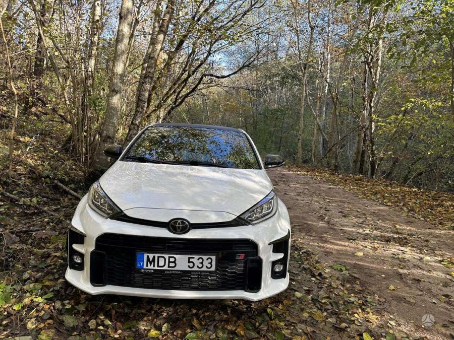 Balts Toyota Yaris 2021 Viļņa, ar dzinēja tilpumu 1.62 L un nobraukumu 30 tūkst. km par 31000 €, foto 8 vietnē AUTOMOTO.COM.LV