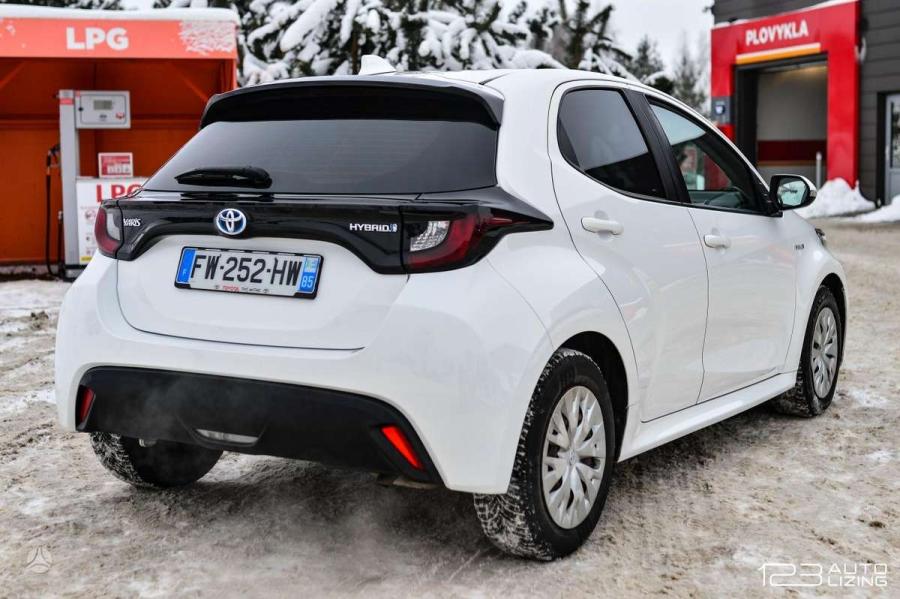 Balts Toyota Yaris 2021 Kretinga, ar dzinēja tilpumu 1.50 L un nobraukumu 180 tūkst. km par 12950 €, foto 6 vietnē AUTOMOTO.COM.LV