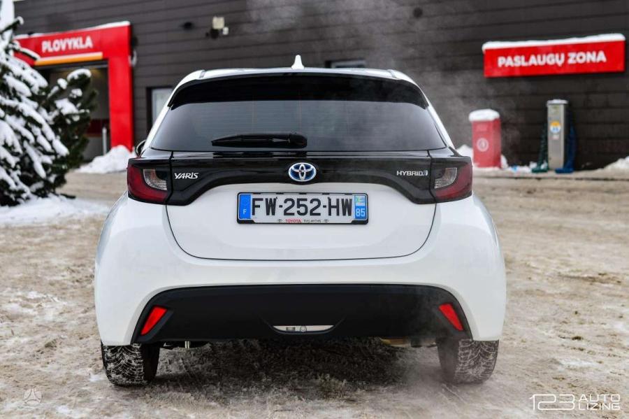 Balts Toyota Yaris 2021 Kretinga, ar dzinēja tilpumu 1.50 L un nobraukumu 180 tūkst. km par 12950 €, foto 7 vietnē AUTOMOTO.COM.LV