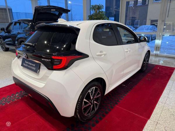 Balts Toyota Yaris 2021 Šauļi, ar dzinēja tilpumu 1.50 L un nobraukumu 111 tūkst. km par 15700 €, foto 7 vietnē AUTOMOTO.COM.LV