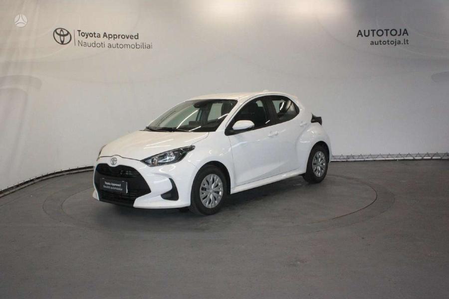 White Toyota Yaris 2021 in Kaunas, with an engine capacity of 1.49 L and mileage of 118 thousand km for 12900 €, photo 1 on AUTOMOTO.COM.LV