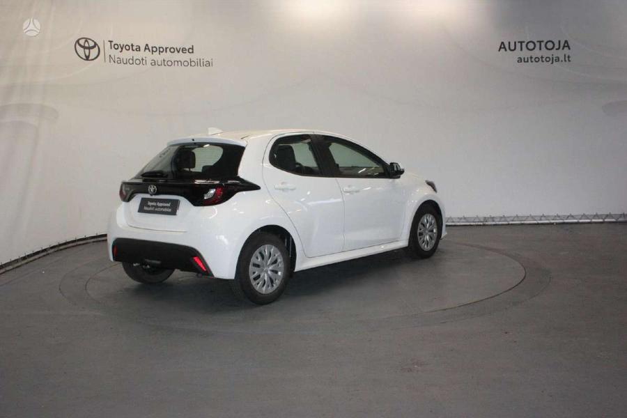 White Toyota Yaris 2021 in Kaunas, with an engine capacity of 1.49 L and mileage of 118 thousand km for 12900 €, photo 2 on AUTOMOTO.COM.LV