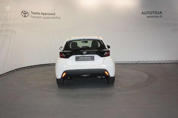 Balts Toyota Yaris 2021 Kauņa, ar dzinēja tilpumu 1.49 L un nobraukumu 118 tūkst. km par 12900 €, foto 4 vietnē AUTOMOTO.COM.LV